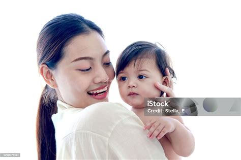 하얀 바탕에 어머니 어깨에 행복한 미소를 짓고 있는 아기 작고 귀여운 딸 아이를 안고 껴안고 있는 엄마 부모를 껴안고 있는 어린