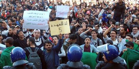 Algérie des journalistes détenus plusieurs heures après un sit in contre la censure
