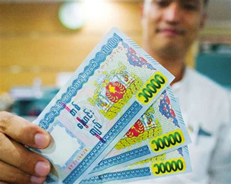 အမေရိကန်တစ်ဒေါ်လာလျှင် ငွေကျပ် ၅၅၅၀ ကျပ်အထိ မြင့်တက်လာပြီး မြန်မာ ကျပ်ငွေတန်ဖိုး ဆက်လက် ထိုးကျနေ