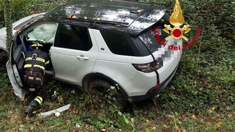 Auto Esce Di Strada E Finisce In Un Dirupo