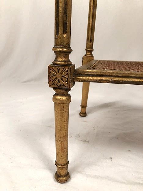 Guéridon de style Louis XVI en bois doré et pla Antikeo