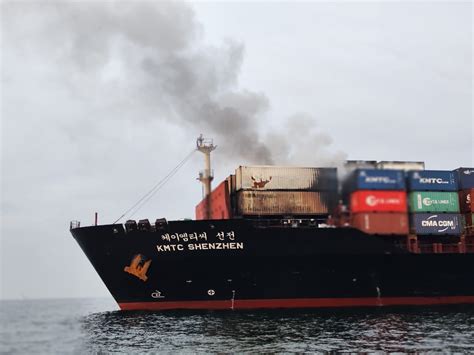 Біля Малайзії загорівся контейнеровоз Ukrainian Shipping Magazine