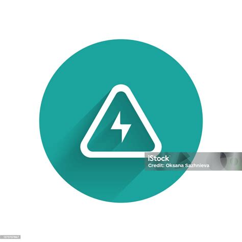 긴 그림자로 격리된 흰색 고전압 아이콘입니다 위험 기호 삼각형의 화살표입니다 경고 아이콘입니다 녹색 원 버튼입니다 벡터 경계 표지에 대한 스톡 벡터 아트 및 기타 이미지