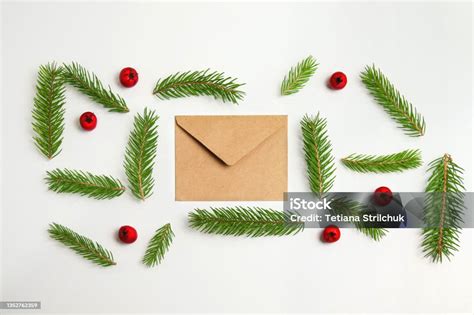 공예 봉투 산타에 편지 전나무 가지 또는 가문비 나무 가지와 흰색 배경에 고립 된 붉은 열매의 프레임 전나무 나뭇가지 크리스마스