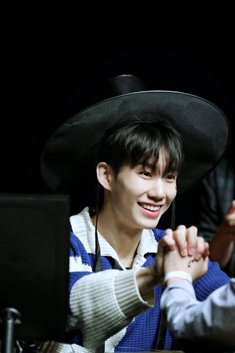 우현이 만난지구🌏 새봄을 만나다🌱 On Twitter 이사진 보고 왜 뱀파이어가 생각나냐규🧛🏻