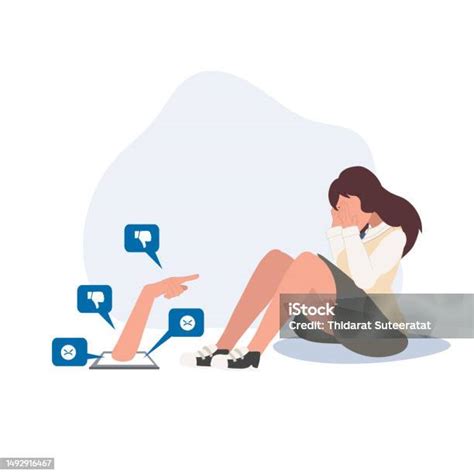 인터넷 괴롭힘의 피해자인 우울한 외로운 젊은 여학생이 전화기 앞에 앉아 손으로 얼굴을 가리고 있다 매스 미디어 사이버 괴롭힘