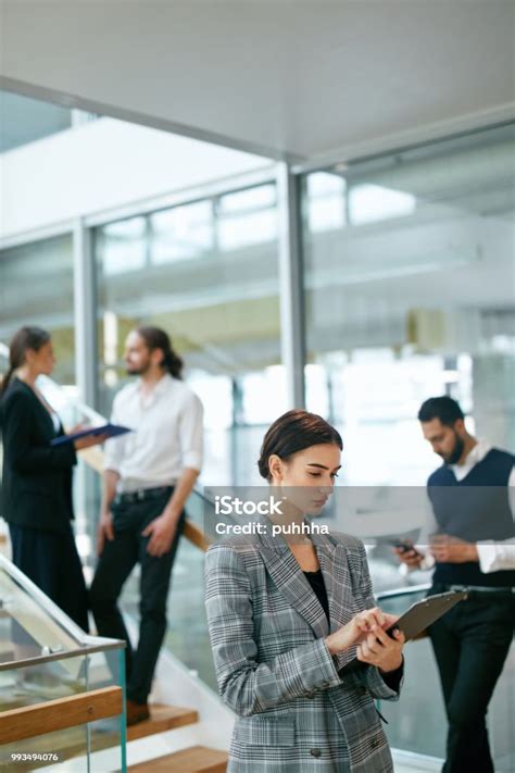 현대 사무실에서 비즈니스 여자 작품 결심에 대한 스톡 사진 및 기타 이미지 결심 경영자 기업 비즈니스 Istock