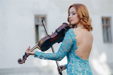 10 000 Violin Pose Pictures
