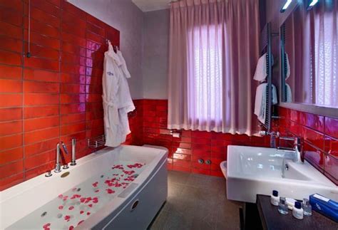 Soirée Romantique Bain Aux Pétales Pour La Saint Valentin