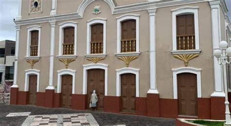 Idosa faz oração em igreja portas fechadas e imagens viralizam veja as fotos