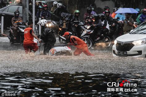 印尼首都强降雨引发洪涝 民众出行如趟河组图 国际在线