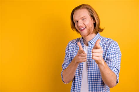 명랑 한 흥분 잘생긴 남자의 카피 스페이스 사진은 당신이 고립 된 생생한 색상 배경을 선택하도록 추천 하는 미소 흰색 티셔츠를