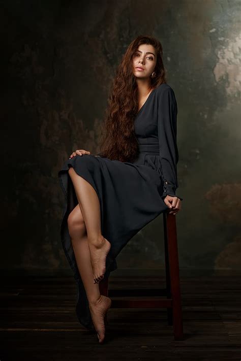 Ivan Kovalyov Femme Rousse Cheveux Longs Robe Pieds Nus Chaise