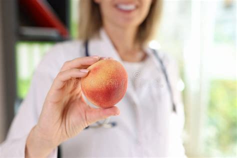Nutricionista Segurando Pêssego Maduro à Mão Imagem de Stock Imagem de fundo adulto
