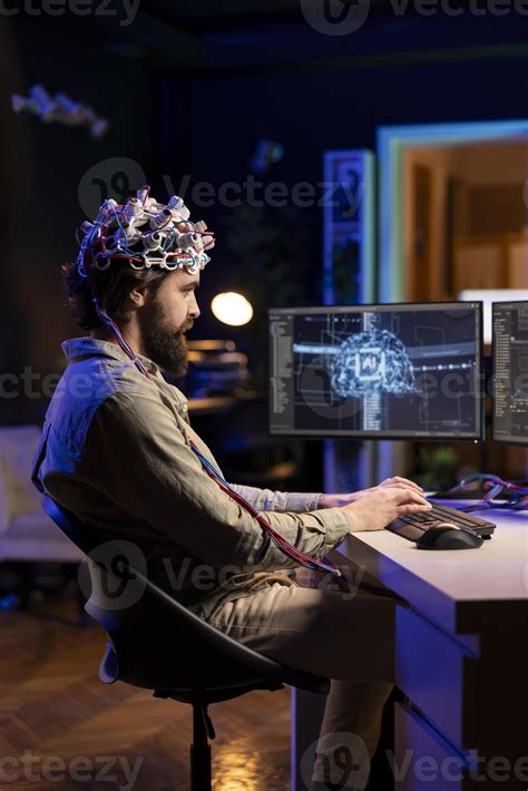 computador engenheiro eeg fone de ouvido em escrevendo código