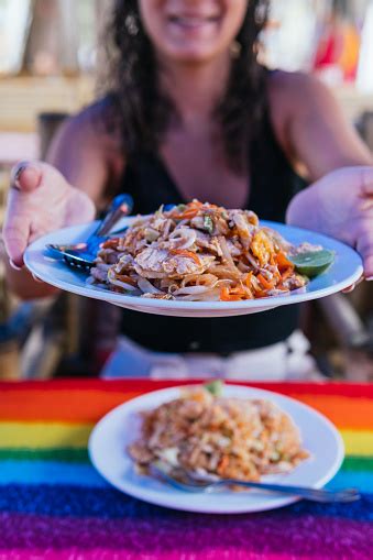 길거리 음식 가판대에서 갓 만든 Pad Thai의 접시를 제공하는 알아볼 수 없는 여성의 수직 사진 태국 아시아 음식 배급 30 34세에 대한 스톡 사진 및 기타 이미지