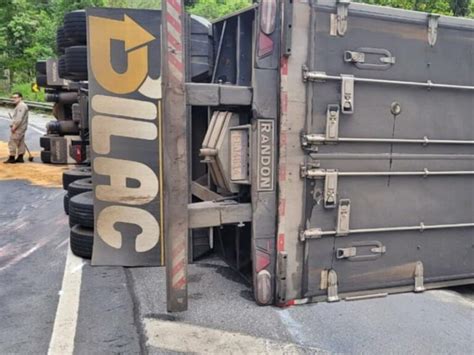 Caminhão Tomba Na Br 262 E Motorista Fica Preso às Ferragens Diarioes