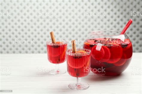 하얀 나무 테이블에 맛있는 향기로운 펀치 음료의 안경과 그릇 텍스트를 위한 공간 0명에 대한 스톡 사진 및 기타 이미지 0명