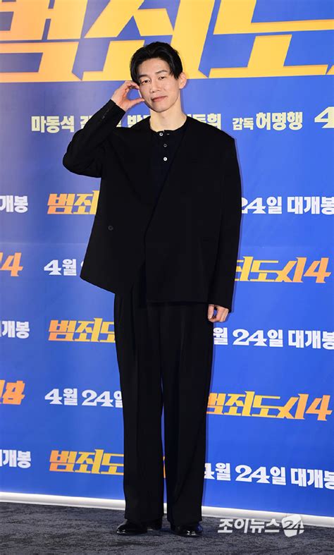 포토 범죄도시4 김무열 윤승아♥가 반한 완벽 비율