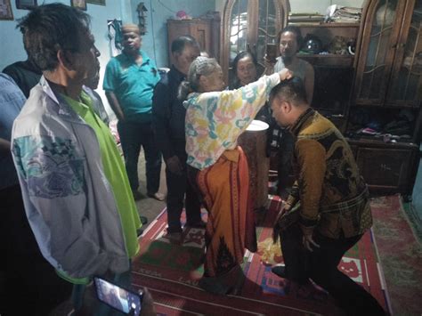 Tak Kuasa Menahan Tangis Benny Gusman Sinaga Terharu Diberi Hiou