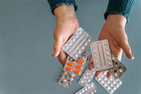 치료를 위한 노인 여성 알약의 손에 건강과 질병의 개념 맨 위 보기입니다 한 여성이 손에 약약을 들고 있다 70 79세에 대한