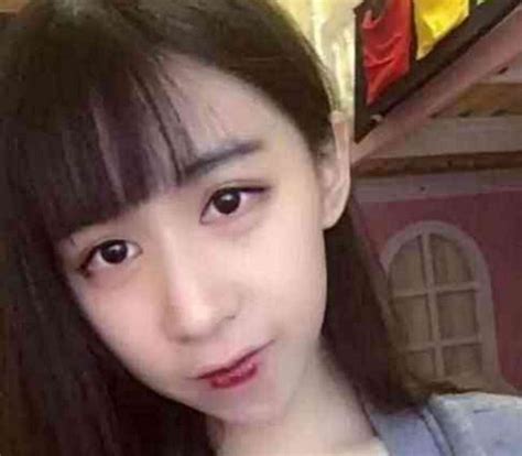蔡萝莉直播手滑，美颜被关掉，网友：真的是很假！频仍