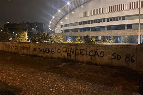 Fc Porto Super Dragões Negam Mensagens Contra Vítor Bruno