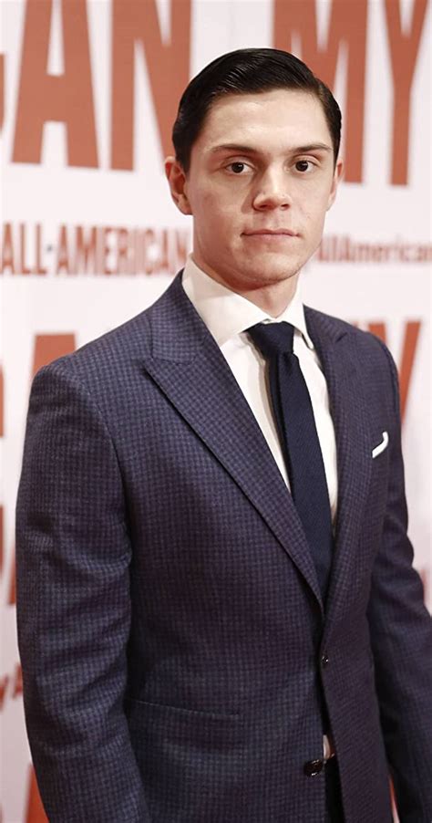 Evan Peters cuenta cómo se preparó para interpretar a Jeffrey Dahmer