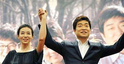 만세포즈 취하는 손현주와 박선영