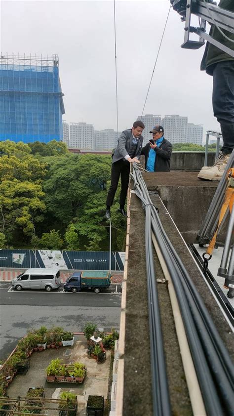 58歲長這樣！本土劇倪齊民吊鋼絲沒在怕「全身掛在外牆上」體態超驚人 娛樂星聞