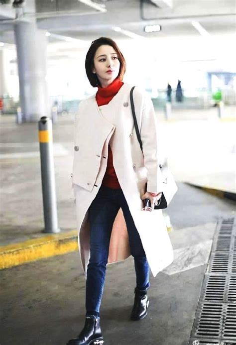 佟麗婭走機場氣質佳，穿背帶裙素顏現身，35歲年齡18歲的身材 每日頭條