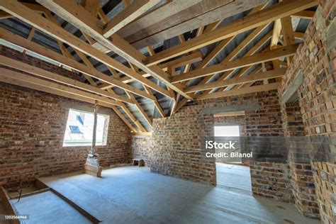 지붕 구조와 벽돌 벽의 나무 기둥건설 중인 건물의 다락방 가정의 방에 대한 스톡 사진 및 기타 이미지 가정의 방 개발 개선 Istock