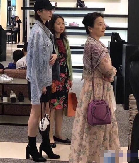 刘亦菲全家都长这么美妈妈和小姨到底有多美