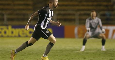Gustavo Sauer é Exaltado No Vestiário Do Botafogo Após Vitória Contra O