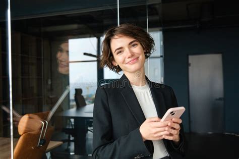Imagen De Una Joven Y Elegante Mujer De Negocios Vestida Con Traje