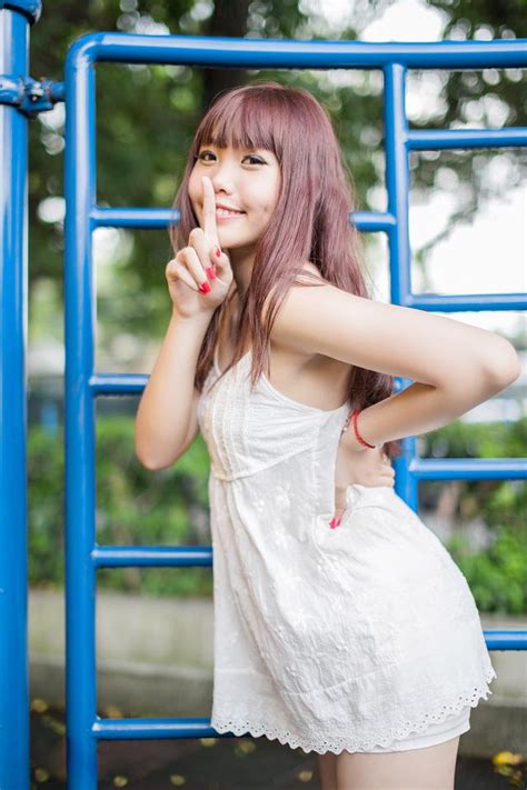 游乐园中玩耍的可爱少女貌似天仙 每日头条