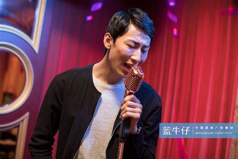 年轻男士在ktv唱歌 蓝牛仔影像 中国原创广告影像素材