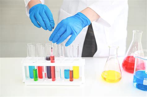 화학 액체를 누른 결과 과학 연구 배경으로 사용 하 여 검사 장비 및 실험실 유리 그릇을 가진 과학자 여자 Stem 주제에 대한