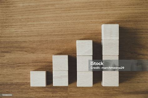 비즈니스 성장 성공 프로세스 개념에 대한 사다리 진로 계단이 증가함에 따라 나무 블록 스태킹 0명에 대한 스톡 사진 및 기타 이미지 Istock