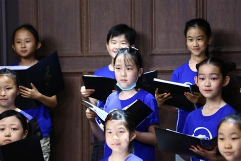 潼小妞这段时间尤其热爱合唱 在家一有空就拿着谱子练 财经头条