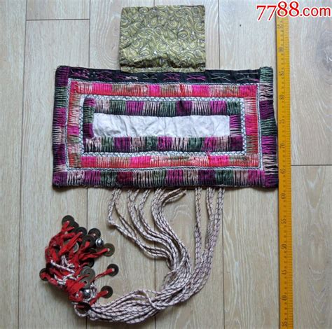 刺绣收藏 边疆早期哈尼族手工绣满工吉祥花饰围腰绣片 清铜钱挂坠 价格 1200元 se70799478 补子 绣片 零售 7788收藏 收藏热线