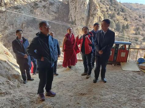 严纯华在夏河甘加白石崖溶洞调研“丹尼索瓦人”考古发掘工作 俞成辉陪同 夏河县人民政府