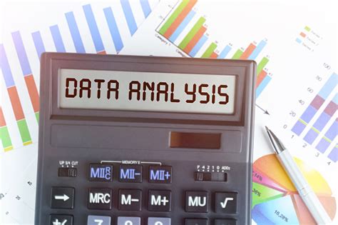 테이블에는 재무 차트와 계산기가 있으며 전자 보드에 텍스트를 작성합니다 데이터 분석 0명에 대한 스톡 사진 및 기타 이미지 0명 가격 가계 Istock