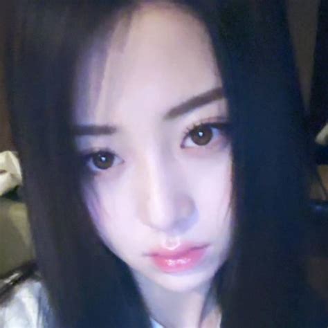 Le Sserafim Community Posts 허윤진 하이틴 분위기 Vs 옛날 감성 분위기