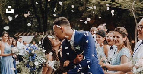 하얀 웨딩 드레스에 여자와 키스하는 파란 양복을 입은 남자 사진 Unsplash의 무료 꽃 이미지