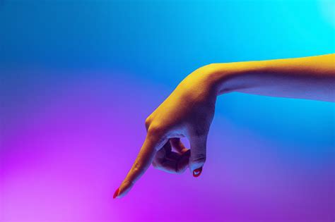 네온 라이트의 그라디언트 보라색 파란색 배경에 고립 된 Aethentic 인간의 손의 스튜디오 샷 인간 관계 공동체 공생의 개념 개념에 대한 스톡 사진 및 기타 이미지