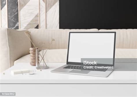 빈 흰색 화면이있는 노트북 집의 흰색 테이블에 있습니다 컴퓨터 모형 무료 응용 프로그램 게임 웹 사이트 프리젠 테이션을위한 복사 공간 디자인에 맞게 준비된 빈 노트북 화면