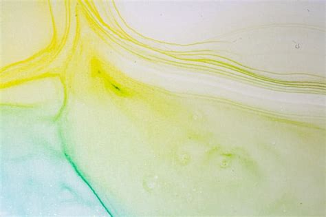 고해상도 배경 디자인을 위한 황금 줄무늬 액체 잉크 기술 텍스처가 있는 추상 밝은 빛나는 색상 유체 배경 손으로 그린 알코올 그림 프리미엄 사진