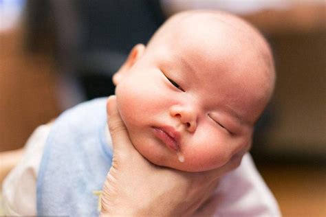 新生儿最初几周很重要，妈妈遇到4种情况不要慌？