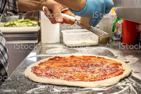 현지 피자와 자이로 레스토랑에서 마게리타 피자를 만드는 남자 레스토랑에 대한 스톡 사진 및 기타 이미지 레스토랑 만들기 밀가루 Istock